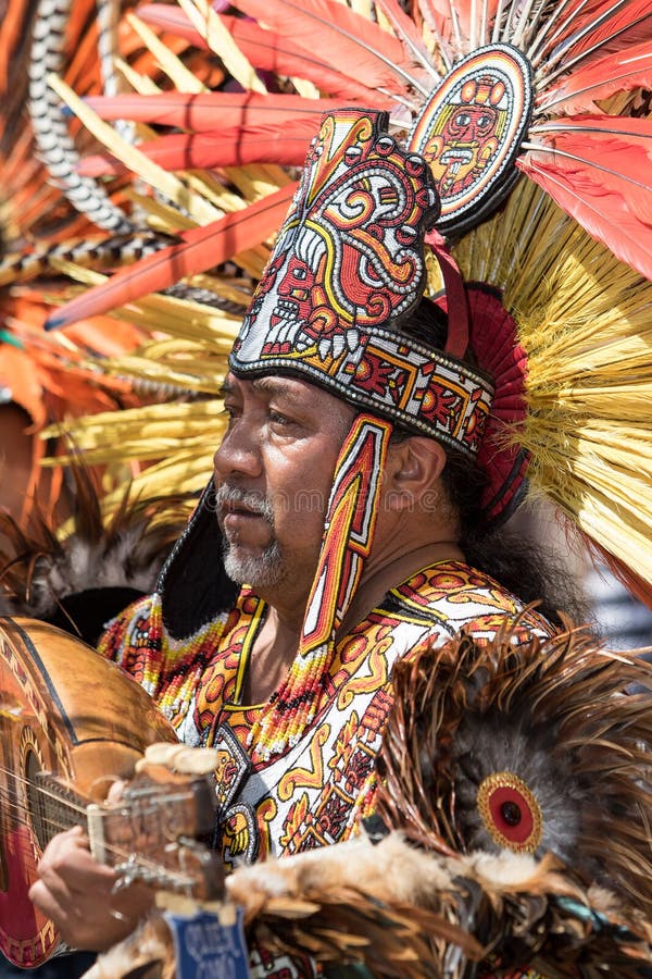 Uomo Indigeno Messicano Con Il Fronte Dipinto Immagine Editoriale ...