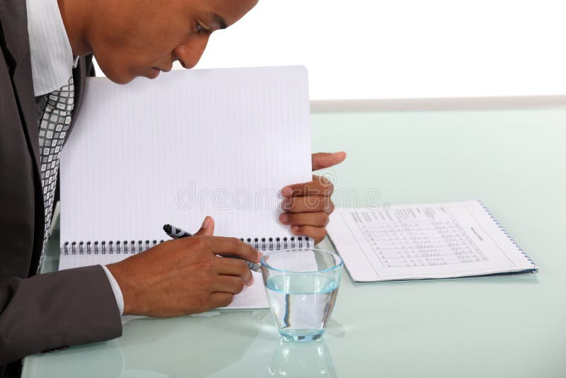 Un uomo laborioso fotografia stock. Immagine di assiduo - 30742634