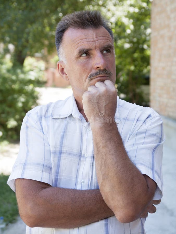 Un uomo serio 13 immagine stock. Immagine di osservare - 58814909