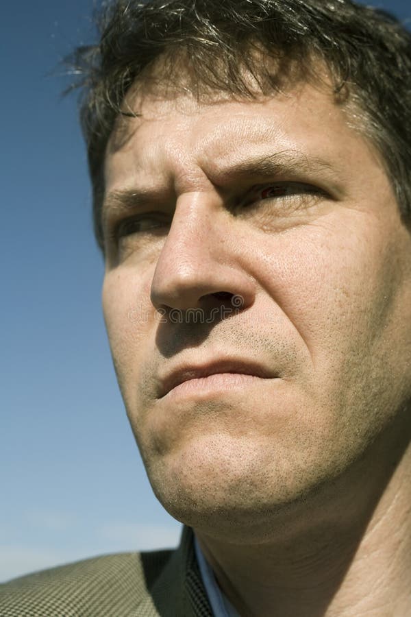 Un uomo serio fotografia stock. Immagine di marrone, espressivo - 729646