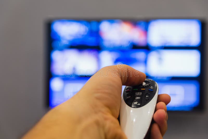 Un Uomo Tiene In Mano Il Telecomando Della TV Fotografia Stock ... Un Uomo Tiene In Mano Il Telecomando Della TV Fotografia Stock ...