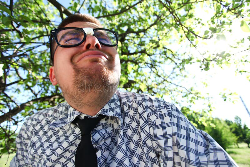 Uomo Che Strabico Foto Stock - Download 133 Royalty Free Photos