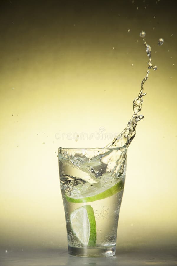 Un Vaso De Agua De Cal Con Agua Salada Imagen de archivo - Imagen de ...