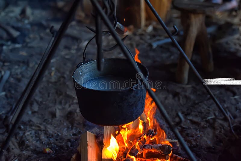 Un vaso di acqua sul fuoco immagine stock. Immagine di nero - 55090991