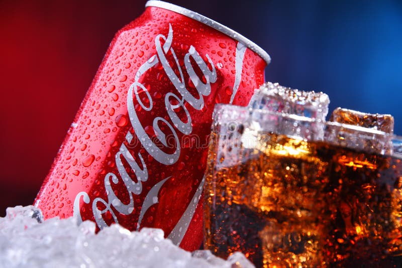 Un Vaso Y Una Lata De Coca-Cola Foto de archivo editorial - Imagen de ...
