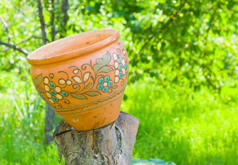 Un Vecchio Grande POT Di Argilla Esterno Immagine Stock - Immagine di ...