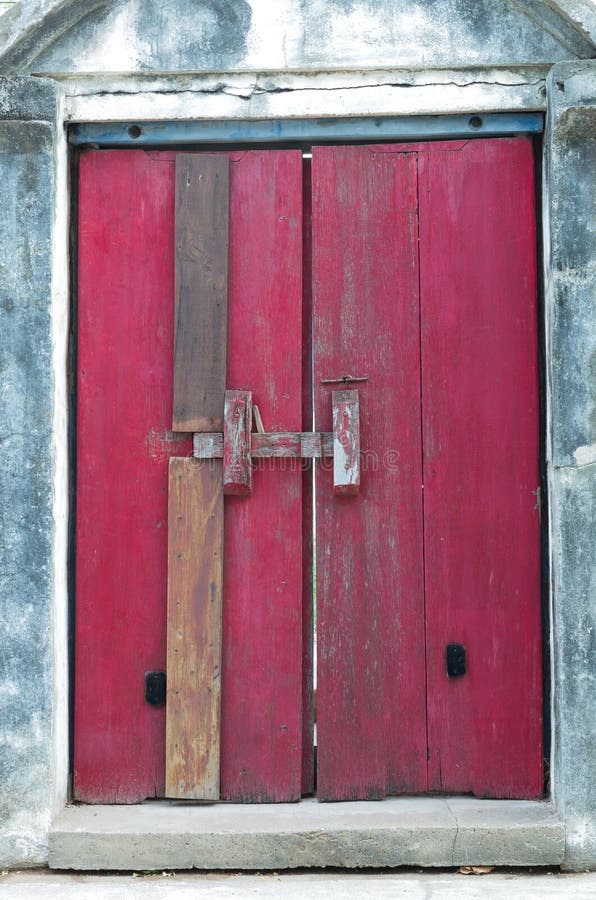 Un Vecchio a Porta Chiusa Rosso Nel Tempio Immagine Stock - Immagine di ...