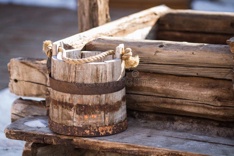 Un Vecchio Secchio Di Legno Fa Una Pausa Il Pozzo Fotografia Stock ...