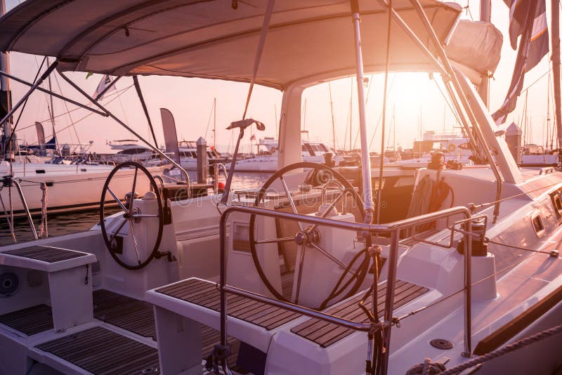 Un velero moderno foto de archivo. Imagen de manejo - 172243656