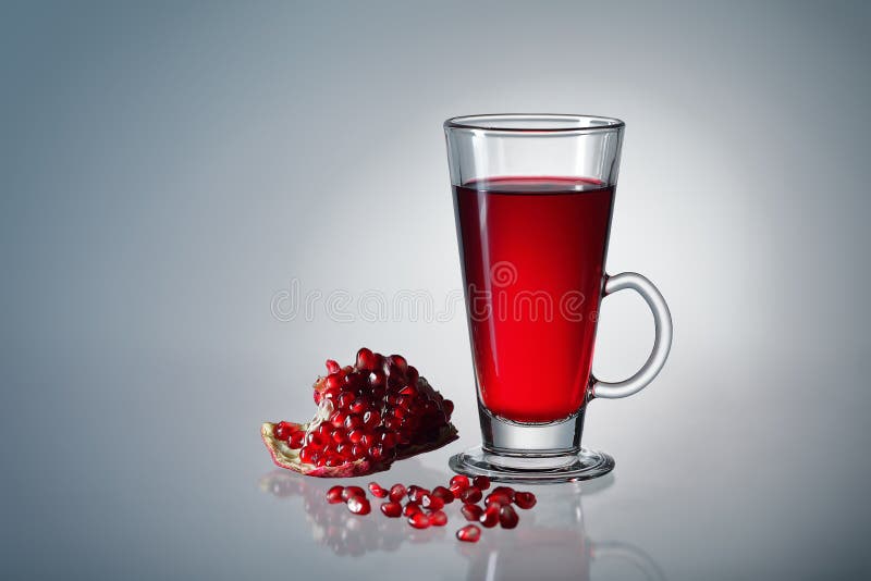 Verre De Jus Rouge De Grenade Avec Des Tranches De Grenade Photo stock ...