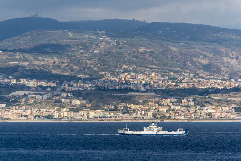 Italia, El Estrecho De Messina Imagen de archivo - Imagen de paisaje ...