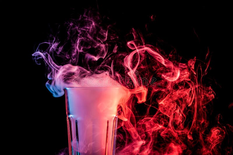 Un Vidrio Con Humo Colorido Foto de archivo - Imagen de concepto ...