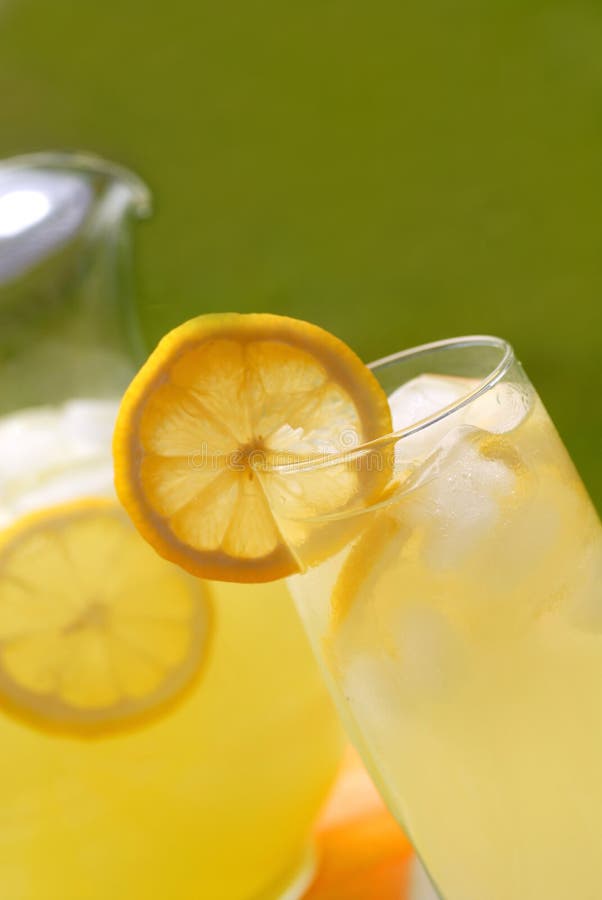 Limonada helada foto de archivo. Imagen de grupo, color - 20040794