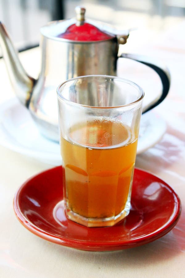 Un Vidrio De Té Marroquí De La Menta Imagen de archivo - Imagen de ...