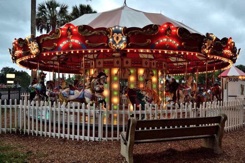 Un vieux carrousel en parc image stock. Image du gibier - 55309737