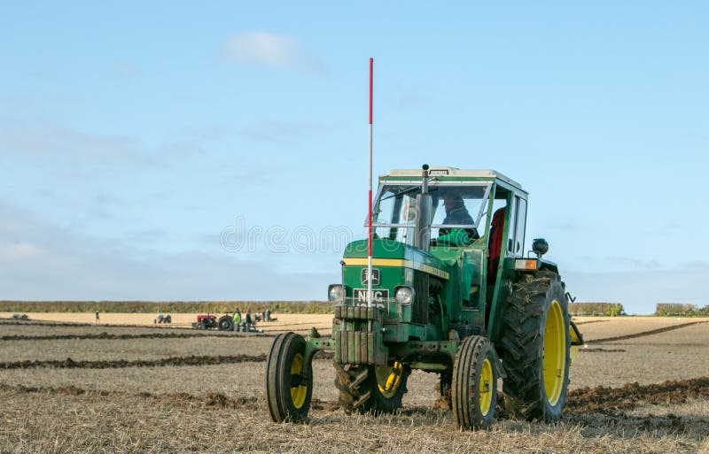 Deux Tracteurs Verts De John Deere Tirant Les écarteurs De Fumier ...