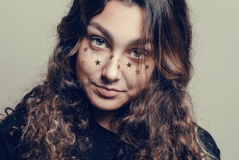 Una Adolescente Con Brillantes Asteriscos En Su Cara Imagen de archivo ... Una Adolescente Con Brillantes Asteriscos En Su Cara Imagen de archivo ...