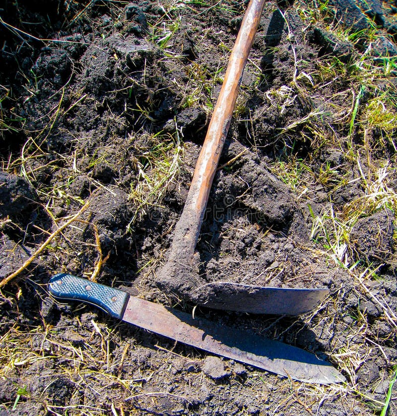 Una azada y un machete imagen de archivo. Imagen de herramienta - 97962355