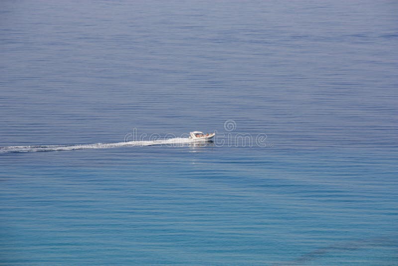 Una barca sull'acqua immagine stock. Immagine di acqua - 93156533