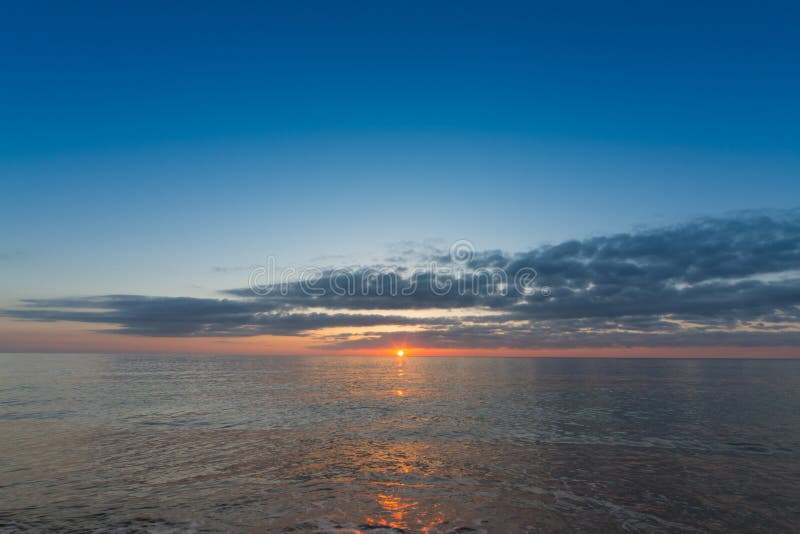 Una bella alba sull'oceano immagine stock. Immagine di mare - 70655495