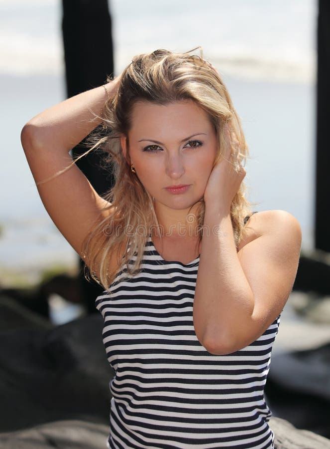 Una bella ragazza russa fotografia stock. Immagine di sabbia - 11339146