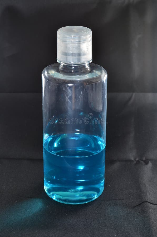 Una Botella De Alcohol Azul Sanitizada Al Fondo Imagen de archivo ...