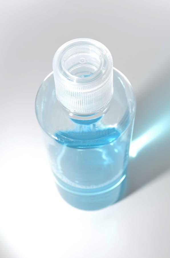 Una Botella De Alcohol Azul Sanitizada Con Fondo Blanco Foto de archivo ...