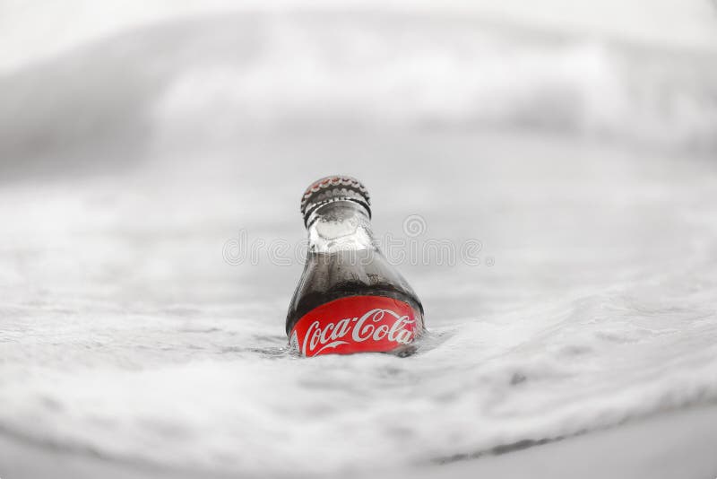 Una Botella De Coca-Cola En El Agua Helada Fotografía editorial ...