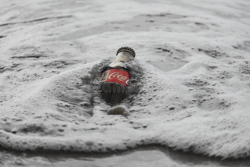 Una Botella De Coca-Cola En El Agua Helada Fotografía editorial ...