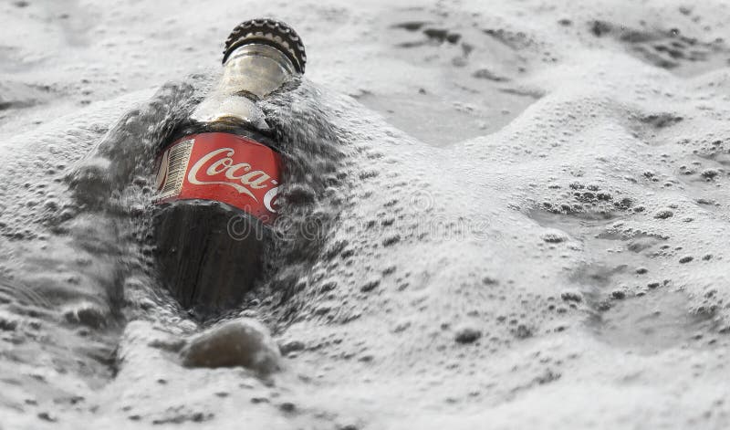 Una Botella De Coca-Cola En El Agua Helada Fotografía editorial ...