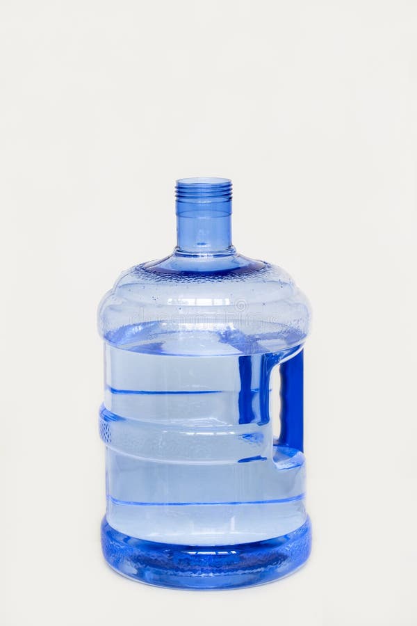 Botella Grande De Agua En Un Fondo Beige Imagen de archivo - Imagen de ...