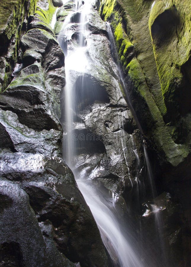 Una cascada rocosa foto de archivo. Imagen de checo, agua - 33323774