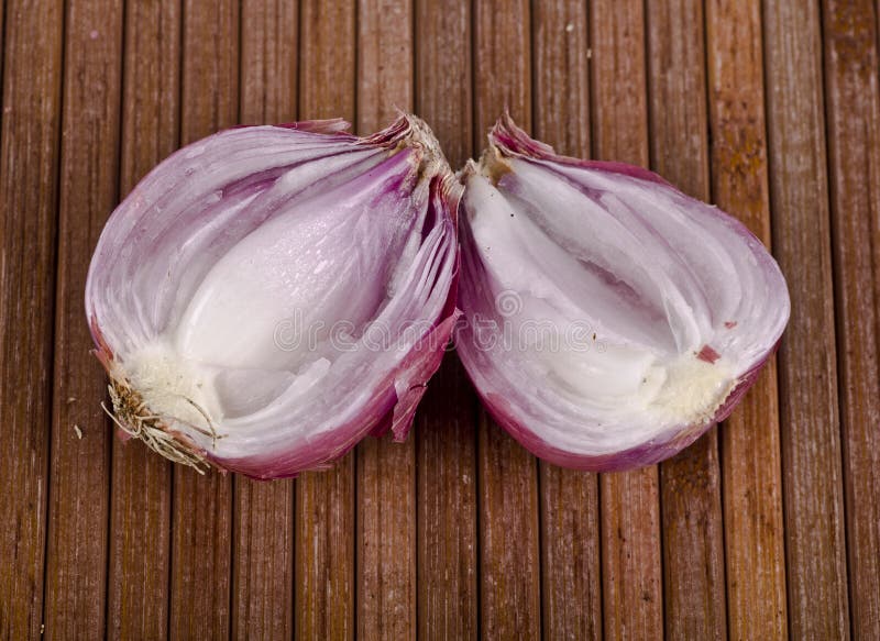Cebolla Partida En Dos Fotos de stock - Fotos libres de regalías de ...