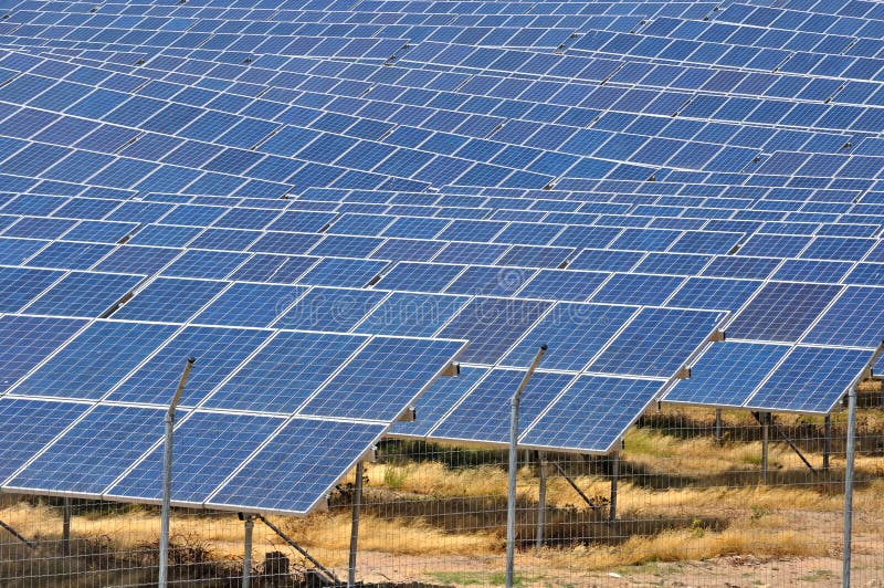 Una central solar imagen de archivo. Imagen de fotovoltaico - 20611563