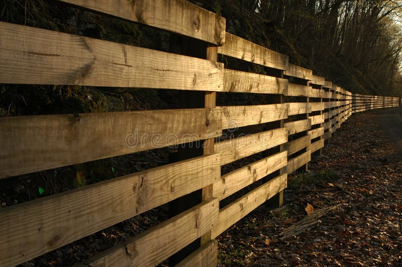 Una cerca de madera larga? imagen de archivo. Imagen de grano - 2208667