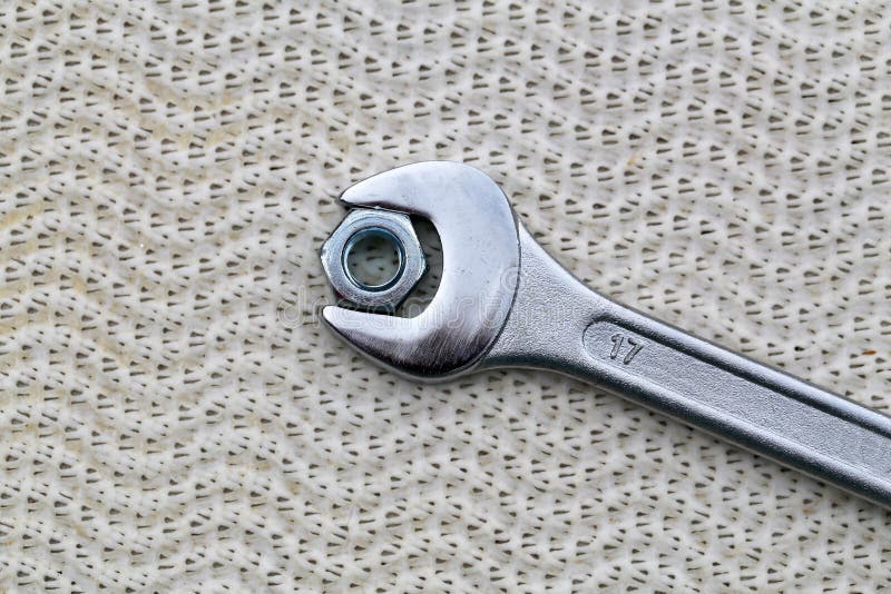 Una Chiave Inglese Con Una Bugia Sulla Tavola Immagine Stock - Immagine ... Una Chiave Inglese Con Una Bugia Sulla Tavola Immagine Stock - Immagine ...