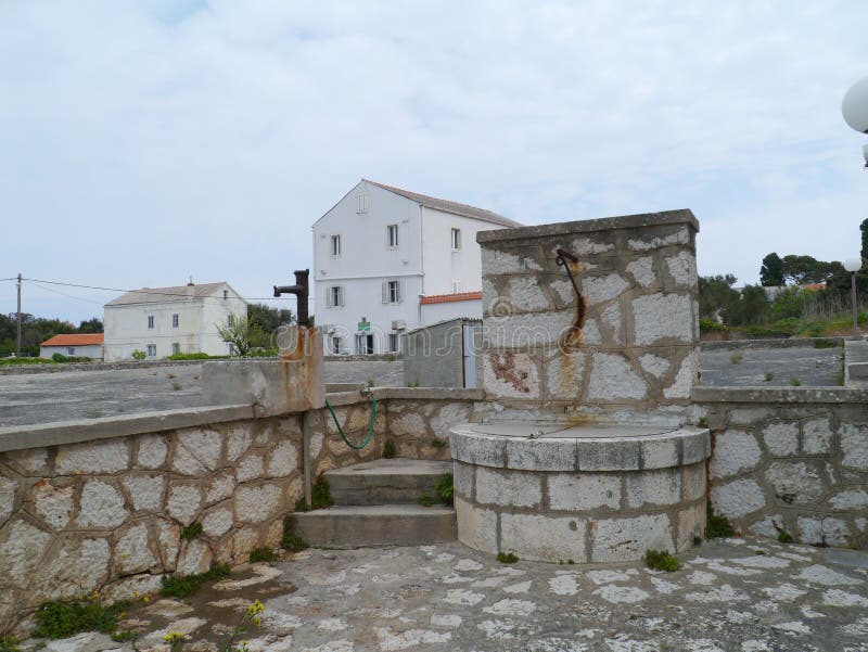 Una Cisterna En El Centro Del Pueblo Croata Olib Imagen de archivo ...