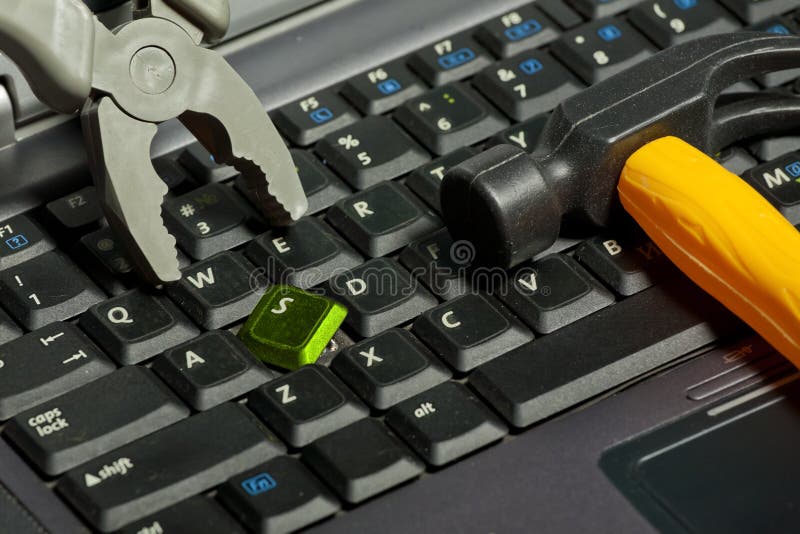 Una Computadora Portátil Quebrada Con Un Martillo Y Los Alicates Imagen ...