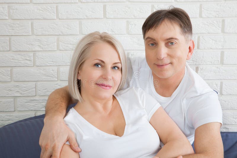 Coppie Mature Sensuali Nellamore Che Si Trova Insieme A Letto