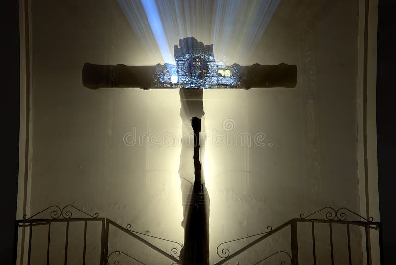 Una Cruz En Una Iglesia Con Las Luces Imagen de archivo - Imagen de ...