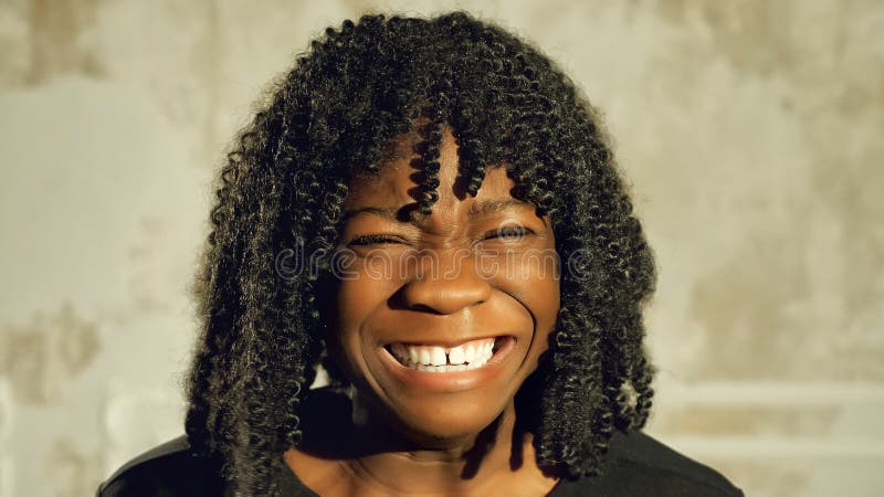 Una Donna Afro - Americana Grida Di Rabbia E Di Pianto Fotografia Stock ... Una Donna Afro - Americana Grida Di Rabbia E Di Pianto Fotografia Stock ...