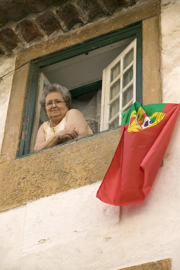 Le Donne Più Anziane Si Siedono Sul Banco In Villaggio Della Spagna Del