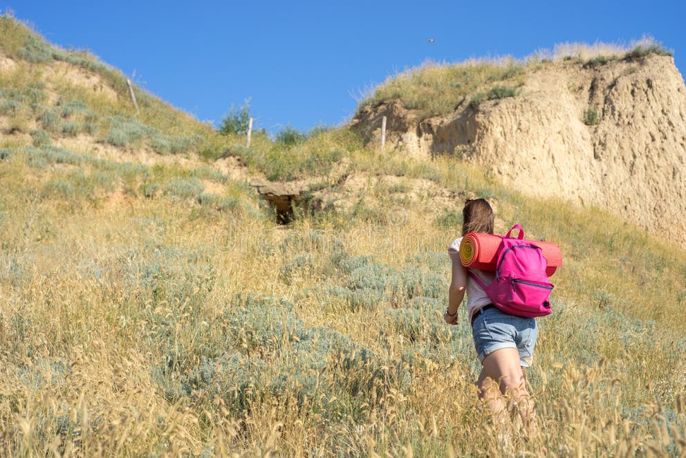 Una donna scala la collina fotografia stock. Immagine di montagna ...