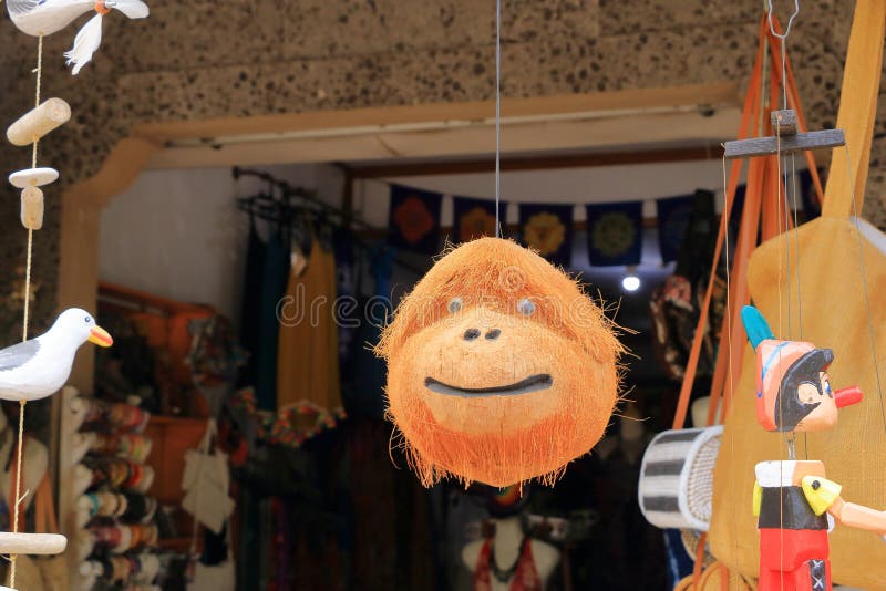 Una Escultura De Un Mono De Madera Hecha De Un Coco Foto de archivo ...
