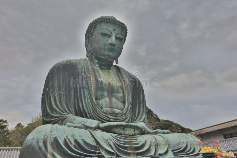 Una Estatua De Bronce De Amida Buda En Kotokuin Fotografía editorial ...