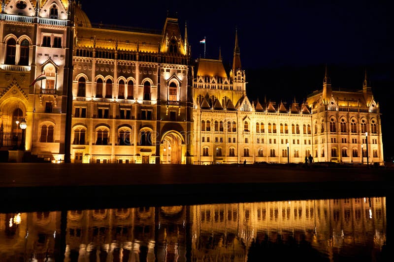 Una Fabulosa Foto Nocturna De La Fachada Iluminada Del Edificio Del ... Una Fabulosa Foto Nocturna De La Fachada Iluminada Del Edificio Del ...