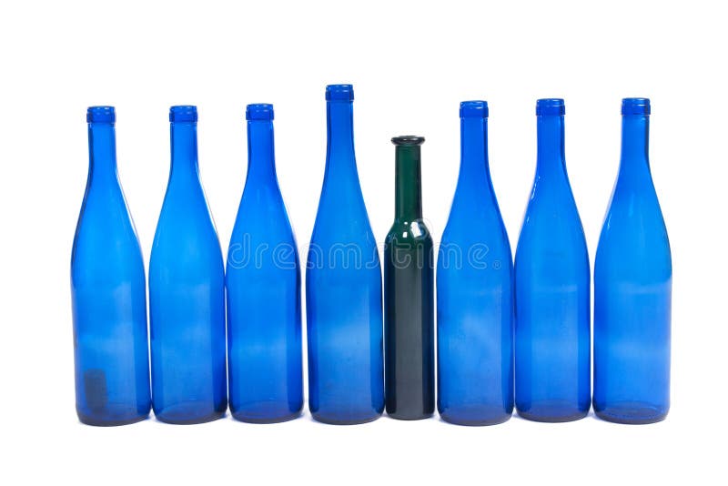 Una Fila De Las Botellas De Vino Azules Imagen de archivo - Imagen de ...