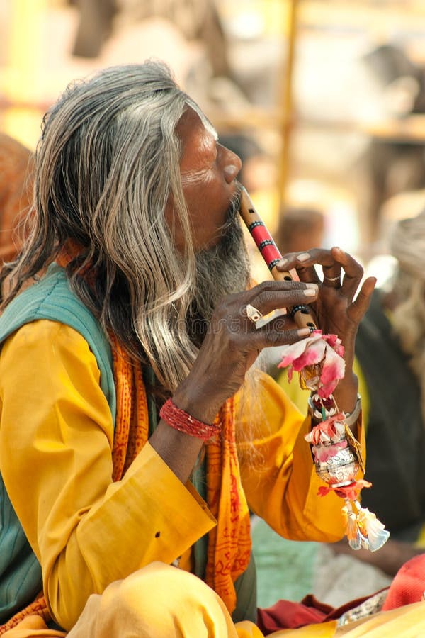 Una Flauta De Ejecución Del Santo Indio Fotografía editorial - Imagen ...