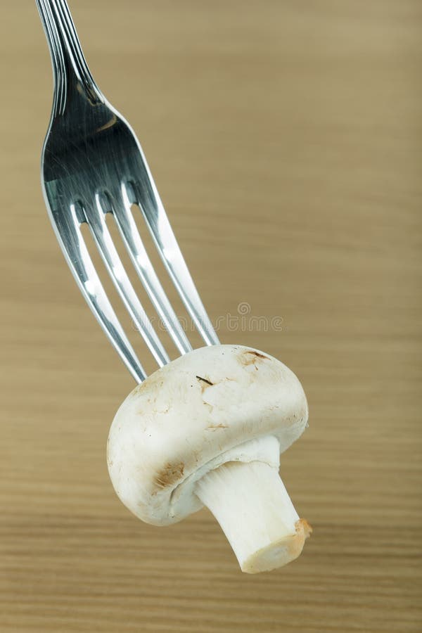 Una Fork Que Alancea Una Seta Foto de archivo - Imagen de salud, crudo ...