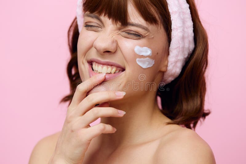 Una Foto De Una Hermosa Mujer De Piel Blanca Con Una Sonrisa Blanca Y